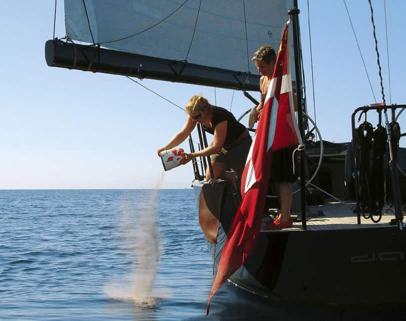 Din aske kan efter skriftligt ønske blive spredt over åbent hav.